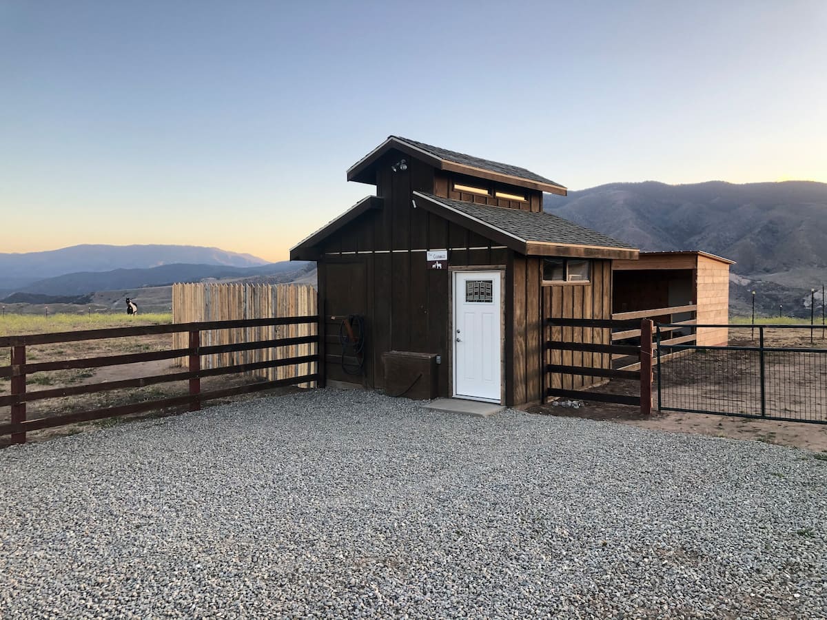 The Guanaco Cabin - Lone Juniper Ranch